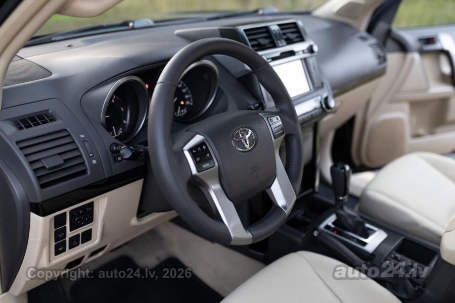 Melns Toyota Land Cruiser 2015 Tallina, ar dzinēja tilpumu 3.00 L un nobraukumu 210 tūkst. km par 27700 €, foto 13 vietnē AUTOMOTO.COM.LV