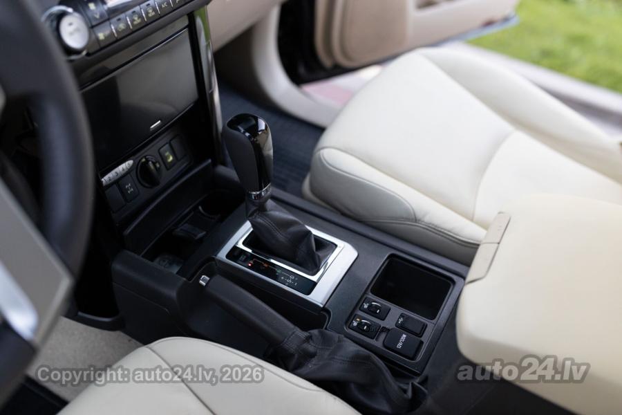 Melns Toyota Land Cruiser 2015 Tallina, ar dzinēja tilpumu 3.00 L un nobraukumu 210 tūkst. km par 27700 €, foto 17 vietnē AUTOMOTO.COM.LV