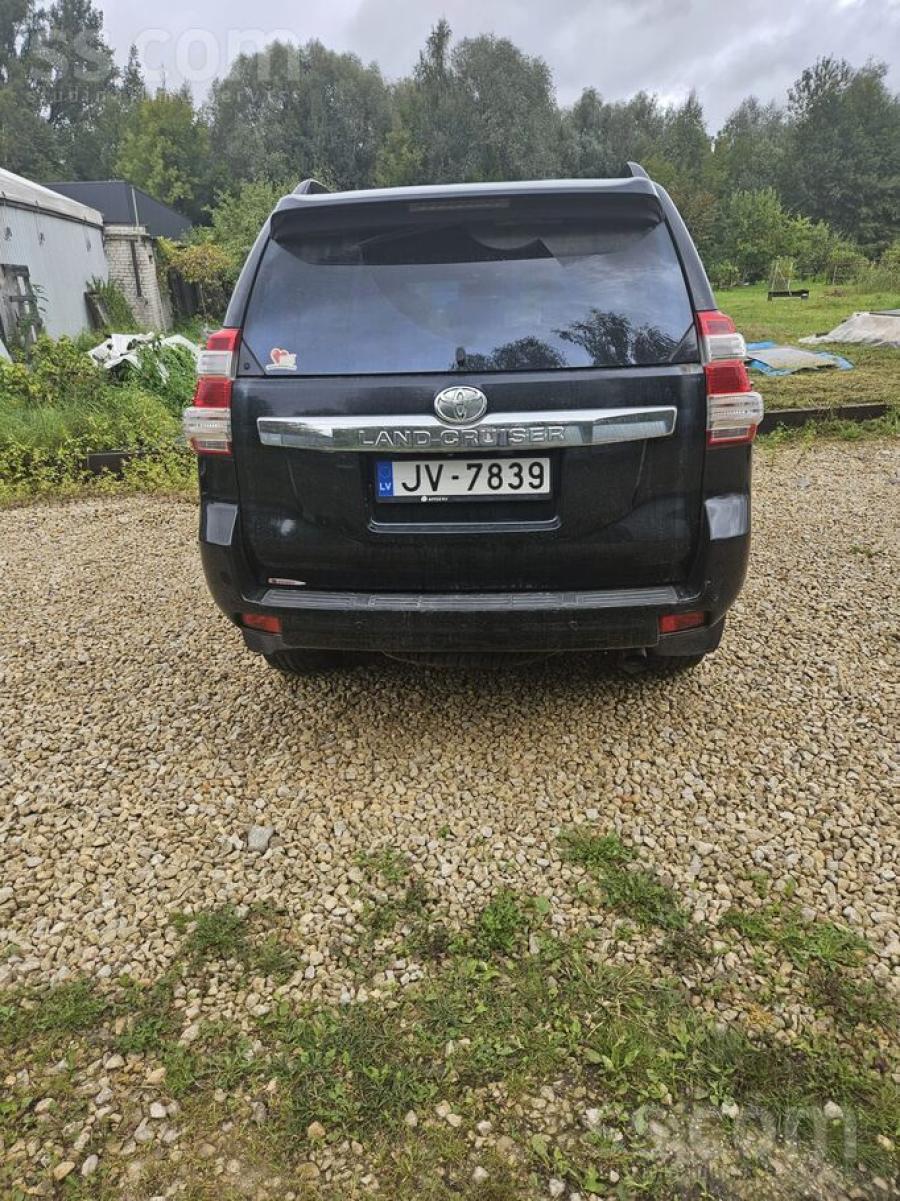 Black Toyota Land Cruiser 2015 in Riga, with an engine capacity of 3.00 L and mileage of 340 thousand km for 22000 €, photo 1 on AUTOMOTO.COM.LV