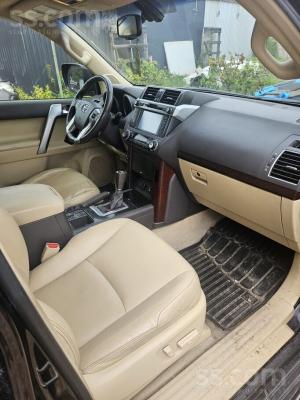 Black Toyota Land Cruiser 2015 in Riga, with an engine capacity of 3.00 L and mileage of 340 thousand km for 22000 €, photo 4 on AUTOMOTO.COM.LV
