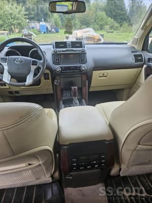 Black Toyota Land Cruiser 2015 in Riga, with an engine capacity of 3.00 L and mileage of 340 thousand km for 22000 €, photo 5 on AUTOMOTO.COM.LV