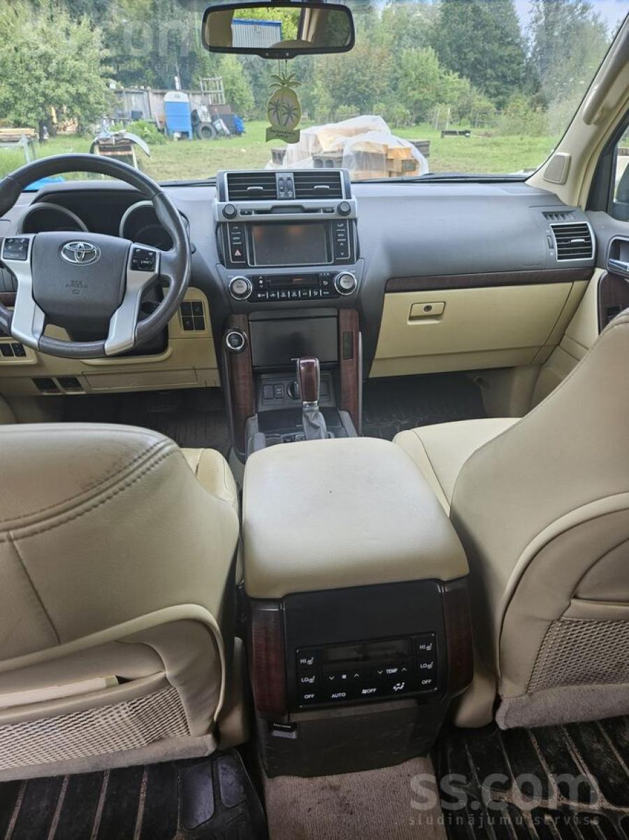 Black Toyota Land Cruiser 2015 in Riga, with an engine capacity of 3.00 L and mileage of 340 thousand km for 22000 €, photo 5 on AUTOMOTO.COM.LV