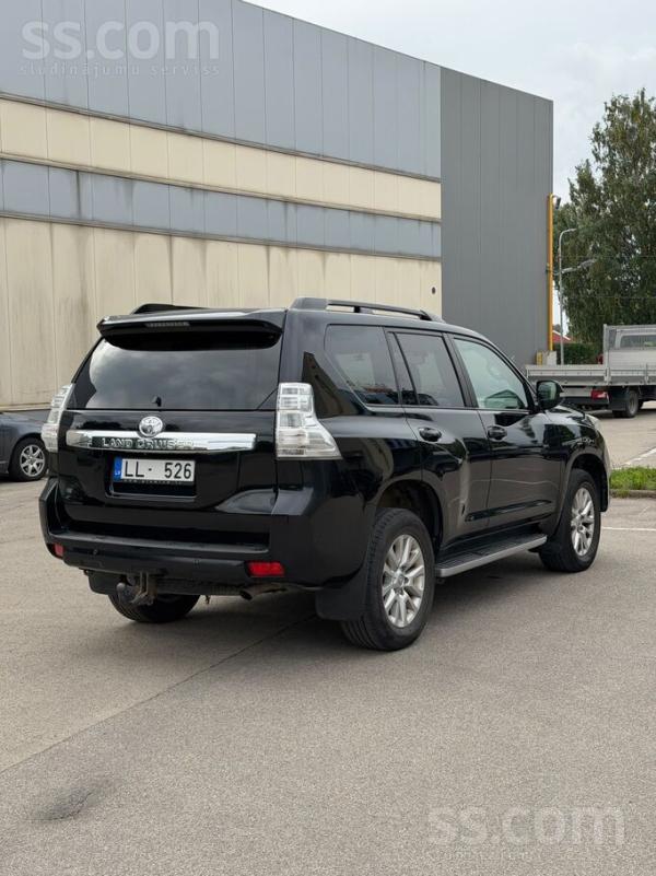 Toyota Land Cruiser 2015 in Riga on AUTOMOTO.COM.LV Black Toyota Land Cruiser 2015 in Riga, with an engine capacity of 3.00 L and mileage of 300 thousand km for 29500 €, photo 7 on AUTOMOTO.COM.LV