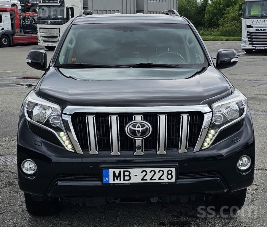Black Toyota Land Cruiser 2016 in Riga, with an engine capacity of 2.80 L and mileage of 149 thousand km for 29500 €, photo 2 on AUTOMOTO.COM.LV