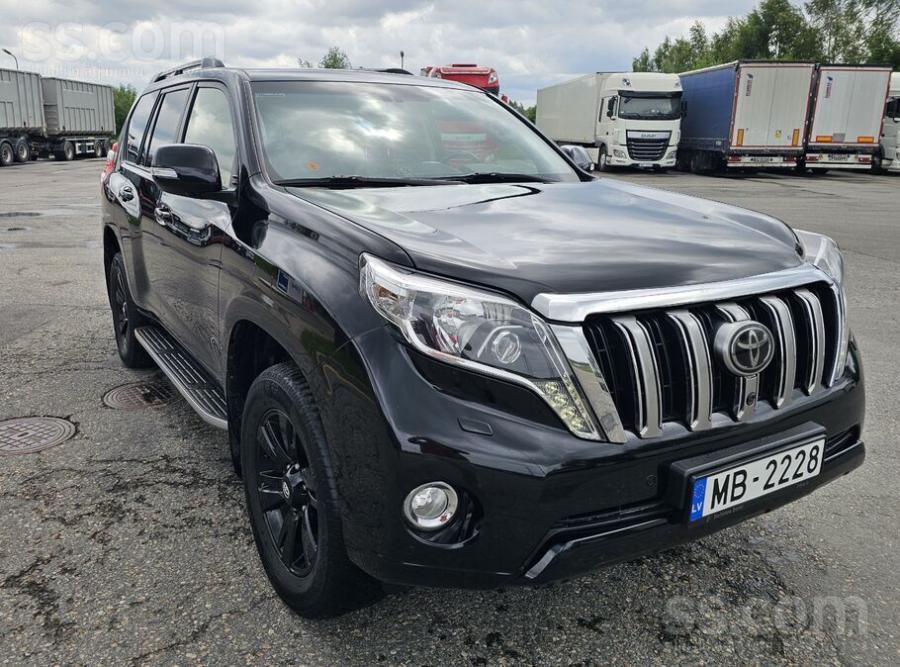 Black Toyota Land Cruiser 2016 in Riga, with an engine capacity of 2.80 L and mileage of 149 thousand km for 29500 €, photo 3 on AUTOMOTO.COM.LV