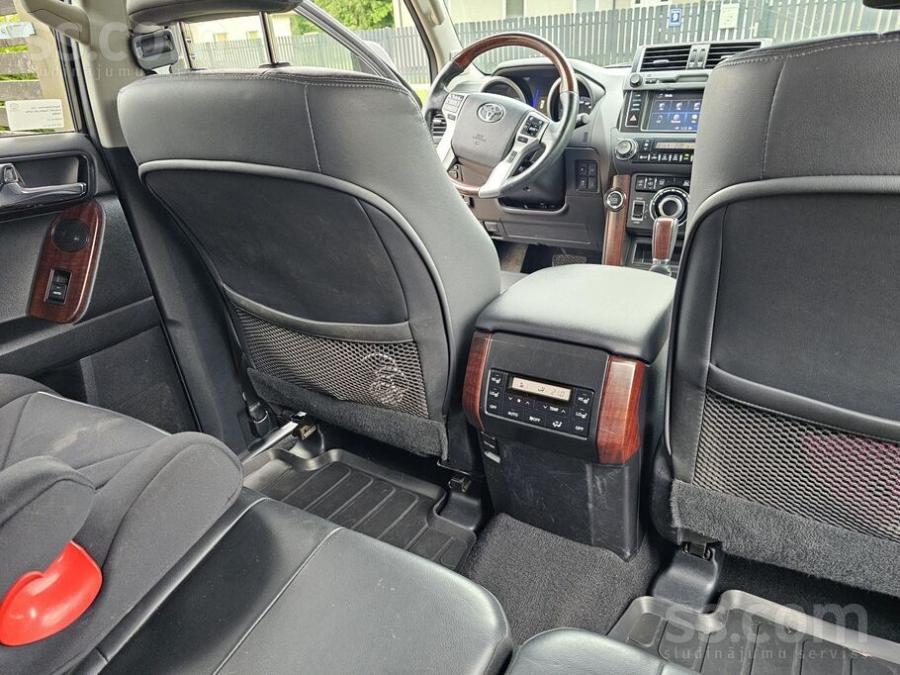 Black Toyota Land Cruiser 2016 in Riga, with an engine capacity of 2.80 L and mileage of 149 thousand km for 29500 €, photo 11 on AUTOMOTO.COM.LV