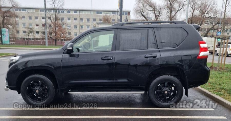 Black Toyota Land Cruiser 2016 in Tallinn, with an engine capacity of 2.80 L and mileage of 188 thousand km for 31800 €, photo 4 on AUTOMOTO.COM.LV