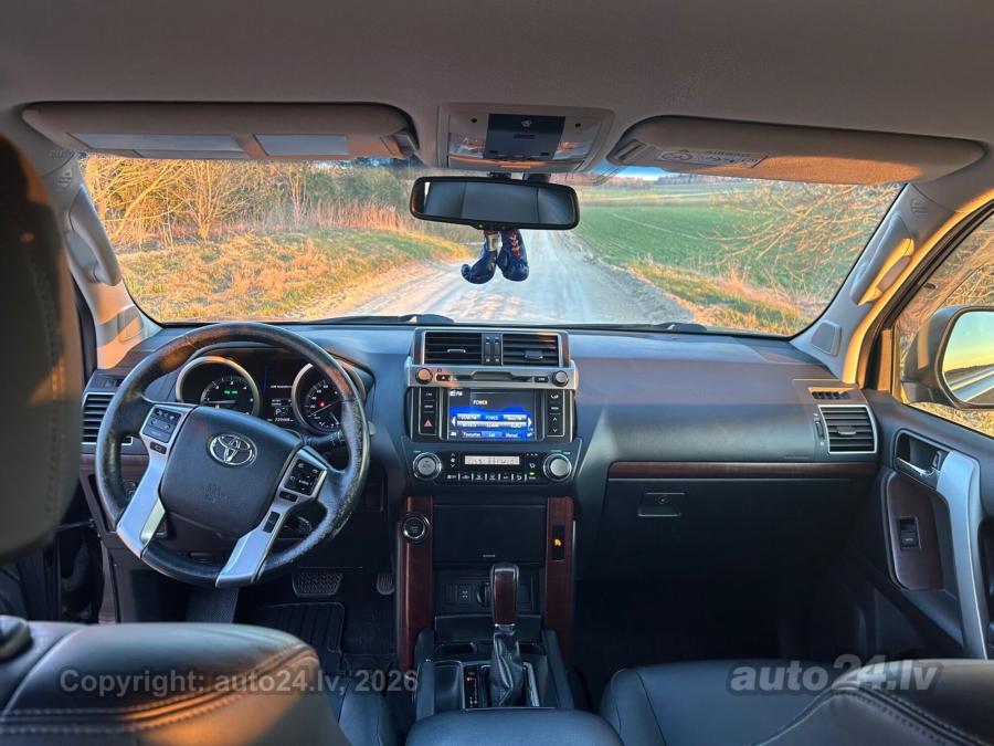 Black Toyota Land Cruiser 2016 in Tallinn, with an engine capacity of 2.80 L and mileage of 229 thousand km for 33000 €, photo 3 on AUTOMOTO.COM.LV