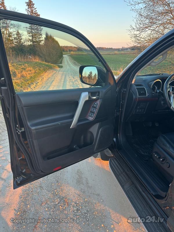 Black Toyota Land Cruiser 2016 in Tallinn, with an engine capacity of 2.80 L and mileage of 229 thousand km for 33000 €, photo 4 on AUTOMOTO.COM.LV