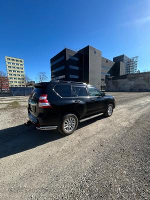 Black Toyota Land Cruiser 2016 in Tallinn, with an engine capacity of 2.80 L and mileage of 229 thousand km for 33000 €, photo 8 on AUTOMOTO.COM.LV