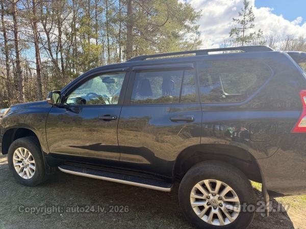 Black Toyota Land Cruiser 2016 in Tallinn, with an engine capacity of 2.80 L and mileage of 191 thousand km for 32000 €, photo 6 on AUTOMOTO.COM.LV