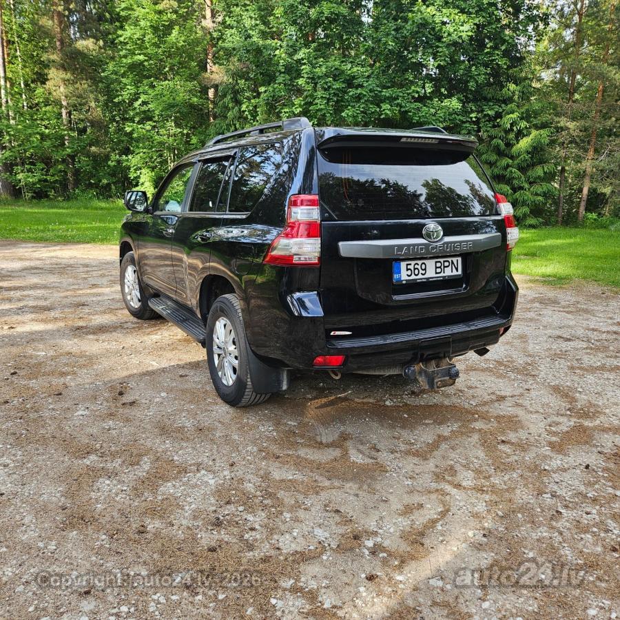 Melns Toyota Land Cruiser 2016 Tallina, ar dzinēja tilpumu 2.80 L un nobraukumu 295 tūkst. km par 28500 €, foto 3 vietnē AUTOMOTO.COM.LV