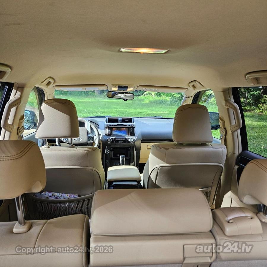 Melns Toyota Land Cruiser 2016 Tallina, ar dzinēja tilpumu 2.80 L un nobraukumu 295 tūkst. km par 28500 €, foto 5 vietnē AUTOMOTO.COM.LV