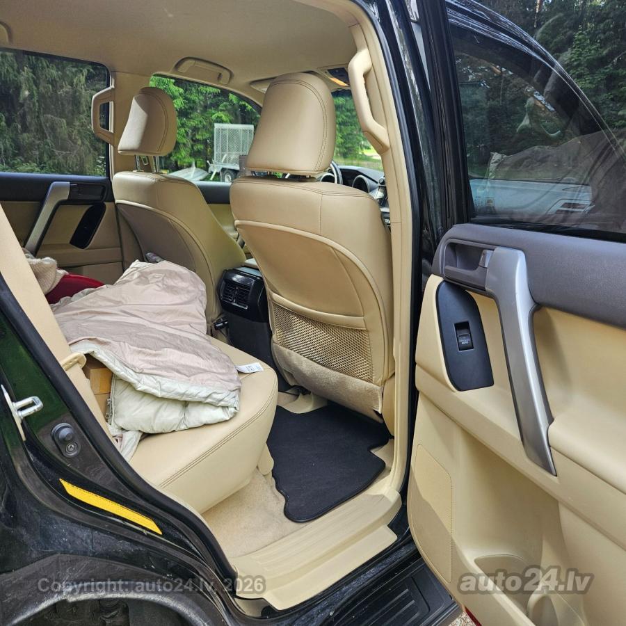 Melns Toyota Land Cruiser 2016 Tallina, ar dzinēja tilpumu 2.80 L un nobraukumu 295 tūkst. km par 28500 €, foto 10 vietnē AUTOMOTO.COM.LV