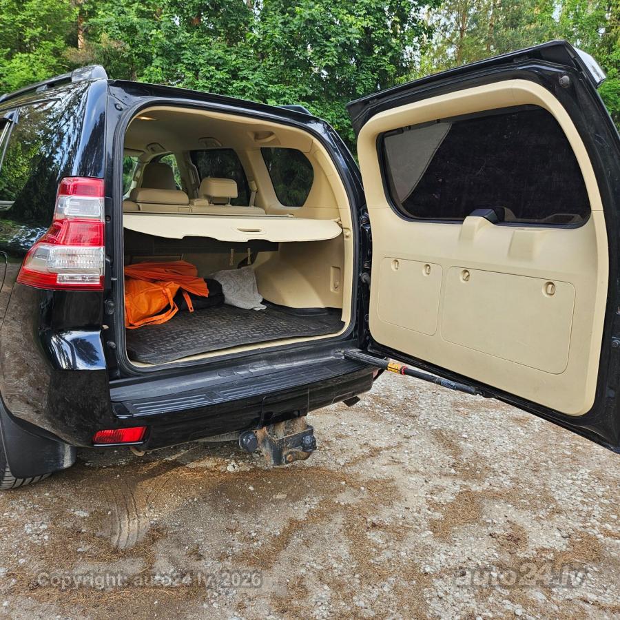 Melns Toyota Land Cruiser 2016 Tallina, ar dzinēja tilpumu 2.80 L un nobraukumu 295 tūkst. km par 28500 €, foto 11 vietnē AUTOMOTO.COM.LV