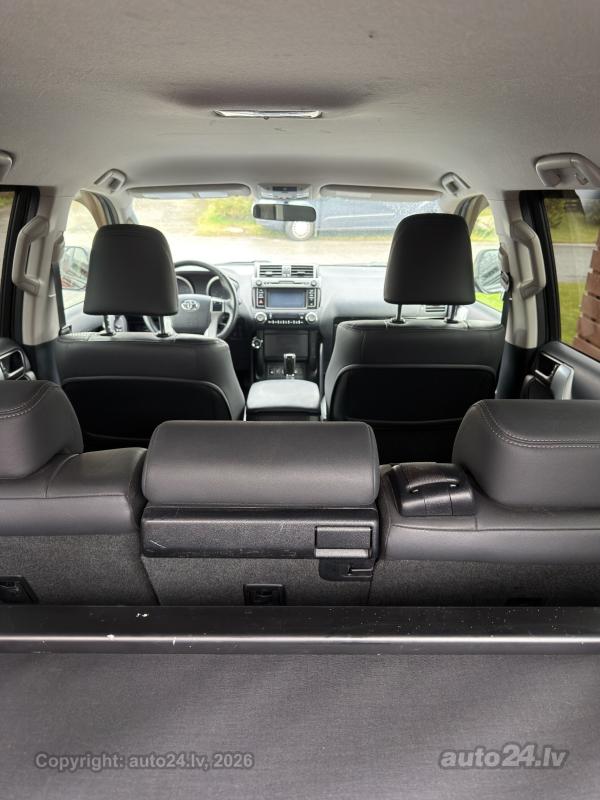 Black Toyota Land Cruiser 2016 in Tallinn, with an engine capacity of 2.80 L and mileage of 210 thousand km for 30000 €, photo 6 on AUTOMOTO.COM.LV