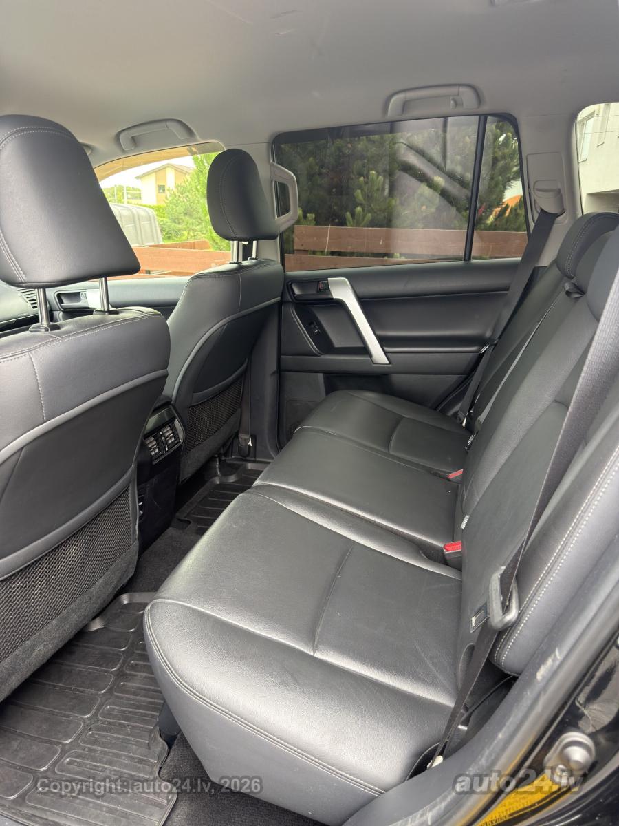 Black Toyota Land Cruiser 2016 in Tallinn, with an engine capacity of 2.80 L and mileage of 210 thousand km for 30000 €, photo 9 on AUTOMOTO.COM.LV