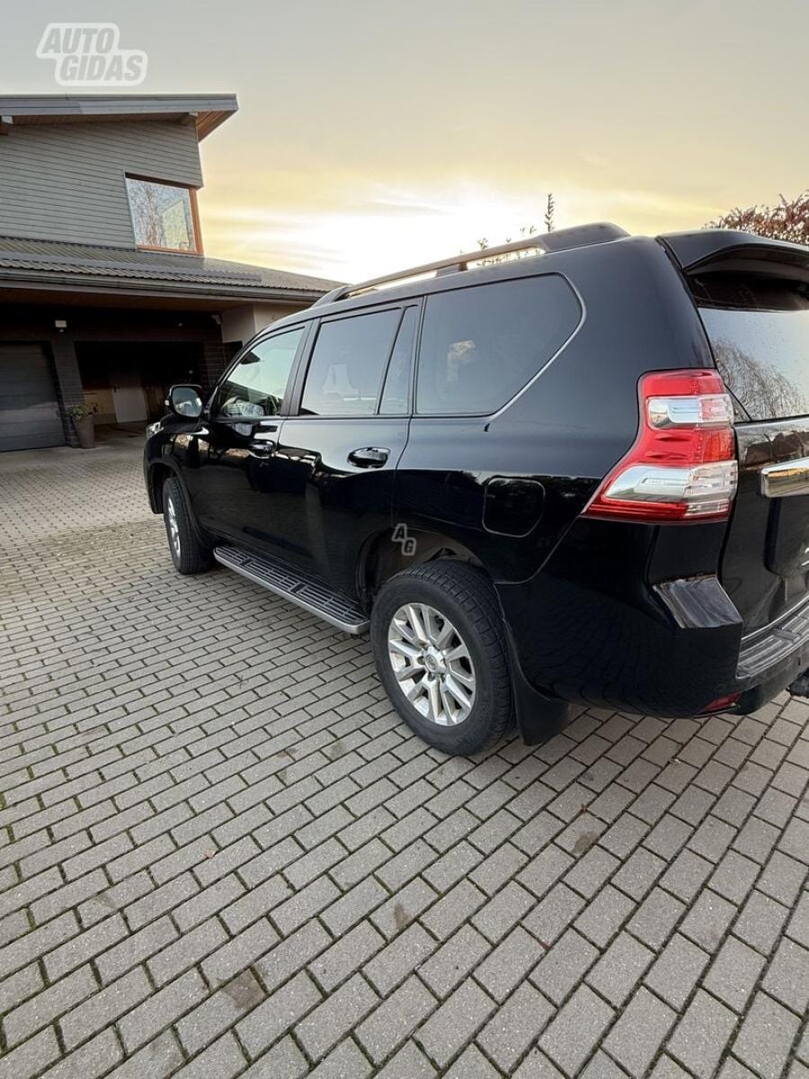Melns Toyota Land Cruiser 2017 Viļņa, ar dzinēja tilpumu 2.80 L un nobraukumu 371 tūkst. km par 30000 €, foto 2 vietnē AUTOMOTO.COM.LV