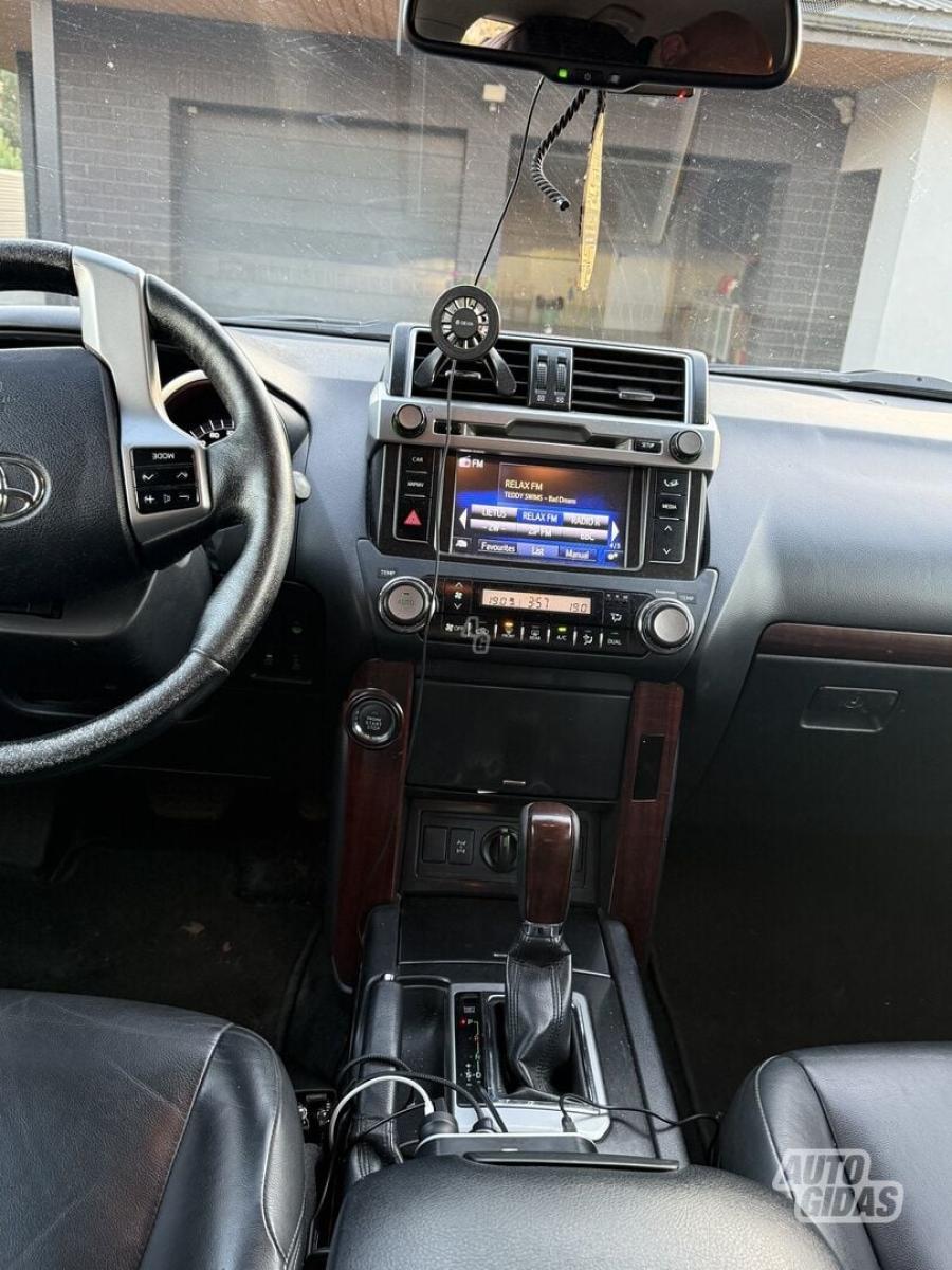 Melns Toyota Land Cruiser 2017 Viļņa, ar dzinēja tilpumu 2.80 L un nobraukumu 371 tūkst. km par 30000 €, foto 4 vietnē AUTOMOTO.COM.LV