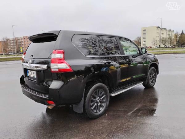 Black Toyota Land Cruiser 2017 in Siauliai, with an engine capacity of 2.80 L and mileage of 223 thousand km for 31000 €, photo 5 on AUTOMOTO.COM.LV