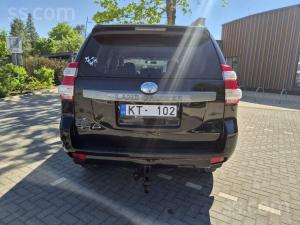 Melns Toyota Land Cruiser 2017 Rīga, ar dzinēja tilpumu 2.80 L un nobraukumu 246 tūkst. km par 33500 €, foto 5 vietnē AUTOMOTO.COM.LV