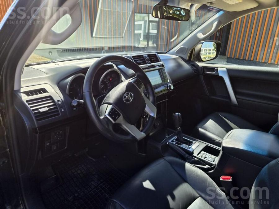 Melns Toyota Land Cruiser 2017 Rīga, ar dzinēja tilpumu 2.80 L un nobraukumu 246 tūkst. km par 33500 €, foto 8 vietnē AUTOMOTO.COM.LV