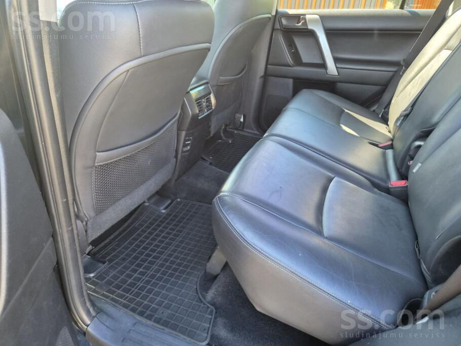 Melns Toyota Land Cruiser 2017 Rīga, ar dzinēja tilpumu 2.80 L un nobraukumu 246 tūkst. km par 33500 €, foto 9 vietnē AUTOMOTO.COM.LV