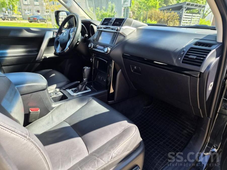 Melns Toyota Land Cruiser 2017 Rīga, ar dzinēja tilpumu 2.80 L un nobraukumu 246 tūkst. km par 33500 €, foto 12 vietnē AUTOMOTO.COM.LV