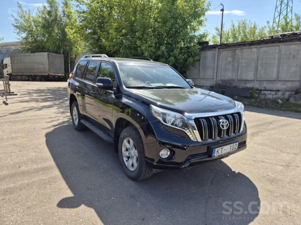 Black Toyota Land Cruiser 2017 in Riga, with an engine capacity of 2.80 L and mileage of 246 thousand km for 32190 €, photo 2 on AUTOMOTO.COM.LV