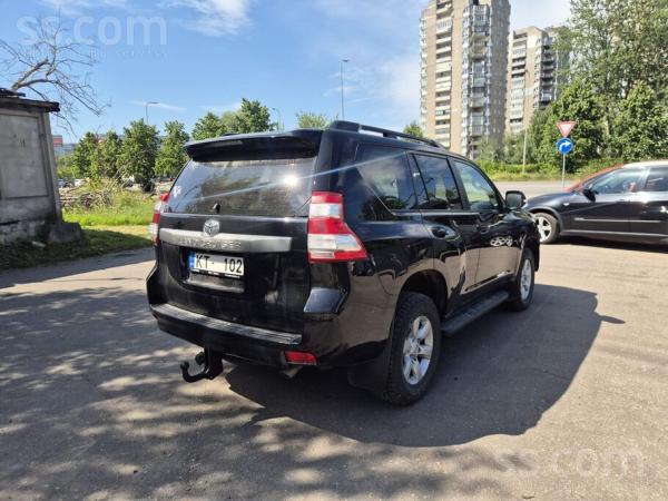 Black Toyota Land Cruiser 2017 in Riga, with an engine capacity of 2.80 L and mileage of 246 thousand km for 32190 €, photo 6 on AUTOMOTO.COM.LV