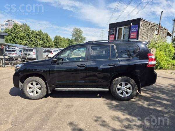 Black Toyota Land Cruiser 2017 in Riga, with an engine capacity of 2.80 L and mileage of 246 thousand km for 32190 €, photo 9 on AUTOMOTO.COM.LV