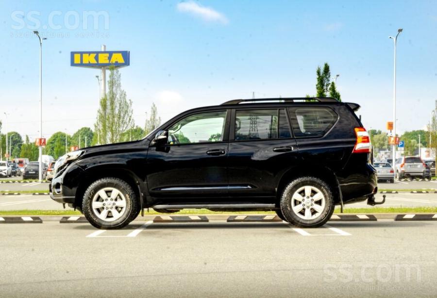 Black Toyota Land Cruiser 2017 in Riga, with an engine capacity of 2.80 L and mileage of 246 thousand km for 32190 €, photo 6 on AUTOMOTO.COM.LV