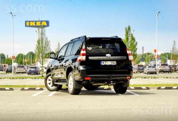 Melns Toyota Land Cruiser 2017 Rīga, ar dzinēja tilpumu 2.80 L un nobraukumu 246 tūkst. km par 32190 €, foto 8 vietnē AUTOMOTO.COM.LV