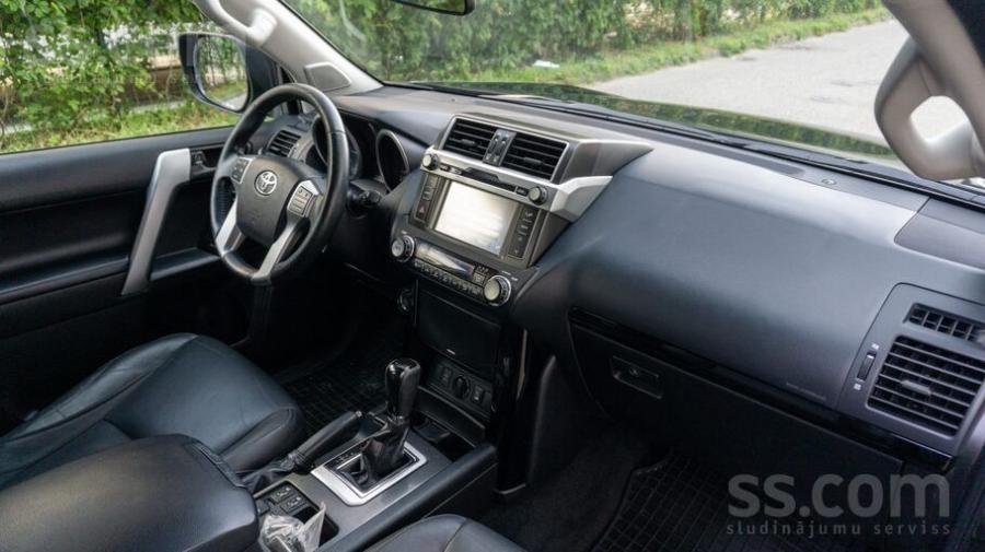 Melns Toyota Land Cruiser 2017 Rīga, ar dzinēja tilpumu 2.80 L un nobraukumu 246 tūkst. km par 32190 €, foto 12 vietnē AUTOMOTO.COM.LV