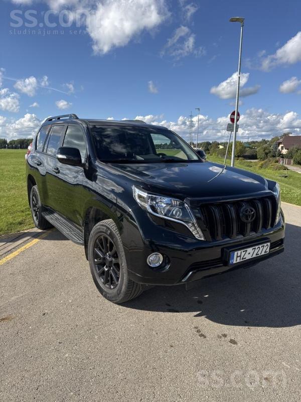 Black Toyota Land Cruiser 2017 in Ogre, with an engine capacity of 2.80 L and mileage of 204 thousand km for 33000 €, photo 4 on AUTOMOTO.COM.LV