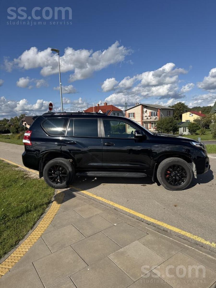 Black Toyota Land Cruiser 2017 in Ogre, with an engine capacity of 2.80 L and mileage of 204 thousand km for 33000 €, photo 5 on AUTOMOTO.COM.LV