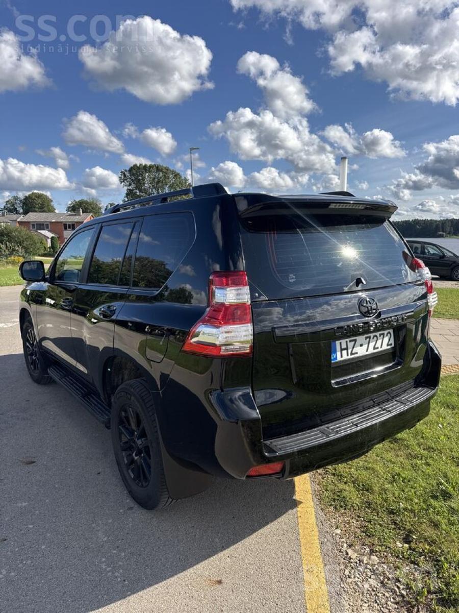 Black Toyota Land Cruiser 2017 in Ogre, with an engine capacity of 2.80 L and mileage of 204 thousand km for 33000 €, photo 7 on AUTOMOTO.COM.LV