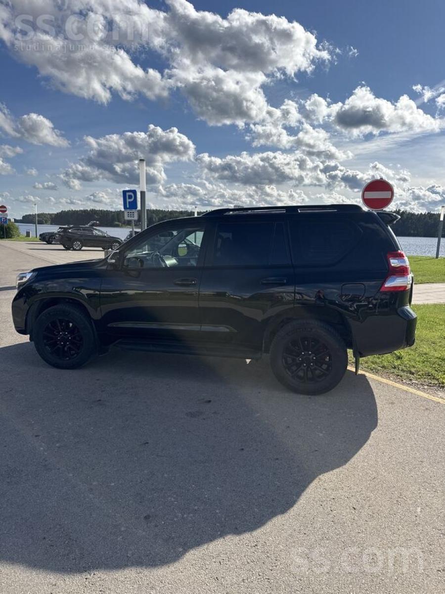 Black Toyota Land Cruiser 2017 in Ogre, with an engine capacity of 2.80 L and mileage of 204 thousand km for 33000 €, photo 8 on AUTOMOTO.COM.LV