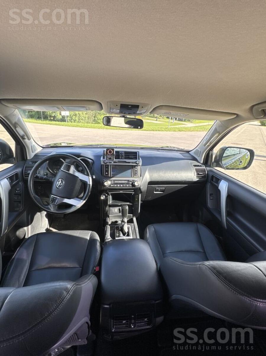 Black Toyota Land Cruiser 2017 in Ogre, with an engine capacity of 2.80 L and mileage of 204 thousand km for 33000 €, photo 10 on AUTOMOTO.COM.LV