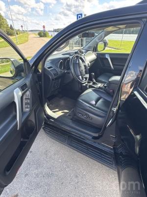 Black Toyota Land Cruiser 2017 in Ogre, with an engine capacity of 2.80 L and mileage of 204 thousand km for 33000 €, photo 11 on AUTOMOTO.COM.LV
