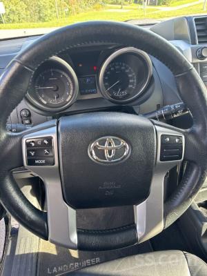 Black Toyota Land Cruiser 2017 in Ogre, with an engine capacity of 2.80 L and mileage of 204 thousand km for 33000 €, photo 12 on AUTOMOTO.COM.LV