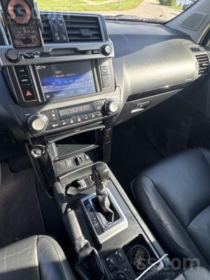 Black Toyota Land Cruiser 2017 in Ogre, with an engine capacity of 2.80 L and mileage of 204 thousand km for 33000 €, photo 13 on AUTOMOTO.COM.LV