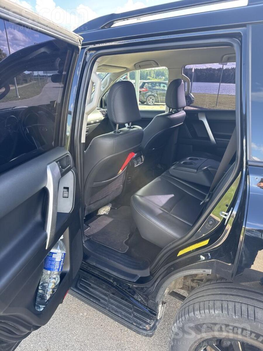 Black Toyota Land Cruiser 2017 in Ogre, with an engine capacity of 2.80 L and mileage of 204 thousand km for 33000 €, photo 14 on AUTOMOTO.COM.LV