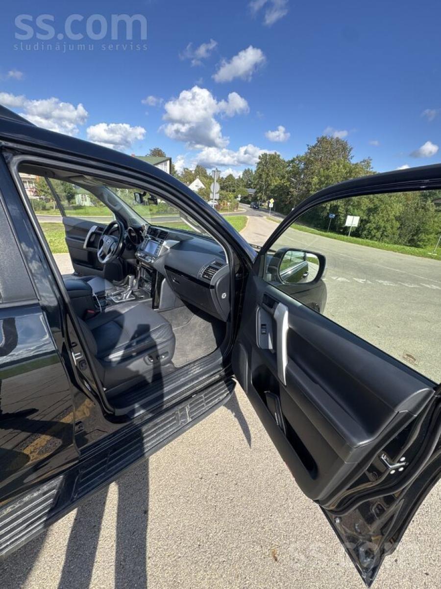 Black Toyota Land Cruiser 2017 in Ogre, with an engine capacity of 2.80 L and mileage of 204 thousand km for 33000 €, photo 15 on AUTOMOTO.COM.LV