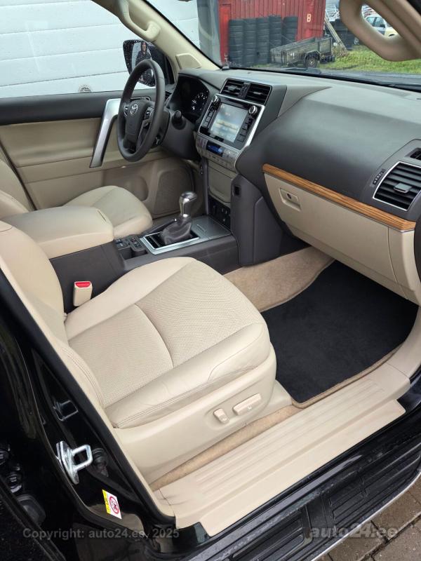 Melns Toyota Land Cruiser 2018 Tallina, ar dzinēja tilpumu 2.80 L un nobraukumu 57 tūkst. km par 46900 €, foto 11 vietnē AUTOMOTO.COM.LV
