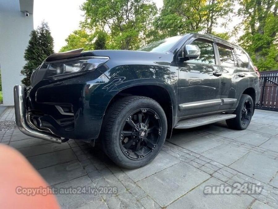 Melns Toyota Land Cruiser 2018 Pērnava, ar dzinēja tilpumu 2.80 L un nobraukumu 220 tūkst. km par 42500 €, foto 3 vietnē AUTOMOTO.COM.LV