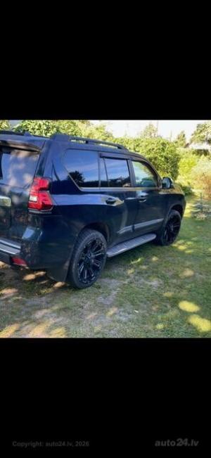 Melns Toyota Land Cruiser 2018 Pērnava, ar dzinēja tilpumu 2.80 L un nobraukumu 220 tūkst. km par 42500 €, foto 4 vietnē AUTOMOTO.COM.LV