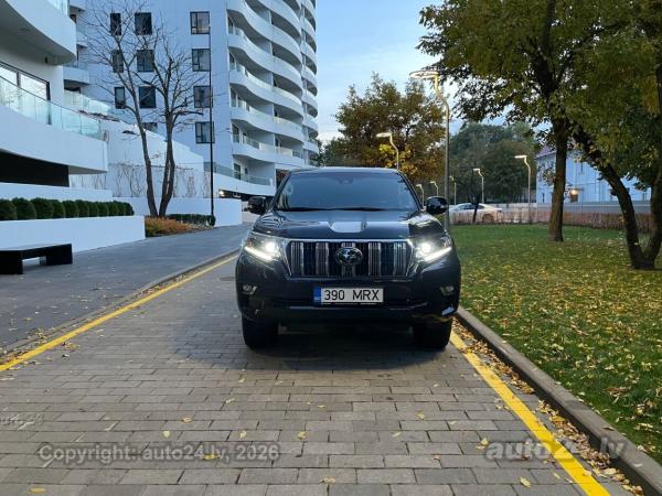 Black Toyota Land Cruiser 2018 in Tallinn, with an engine capacity of 2.80 L and mileage of 165 thousand km for 41900 €, photo 4 on AUTOMOTO.COM.LV
