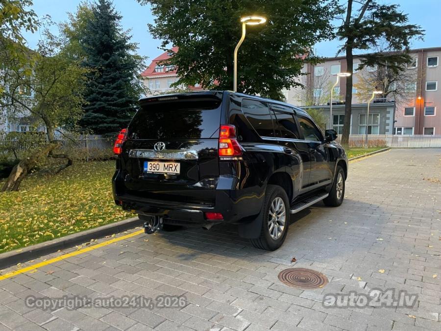 Black Toyota Land Cruiser 2018 in Tallinn, with an engine capacity of 2.80 L and mileage of 165 thousand km for 41900 €, photo 7 on AUTOMOTO.COM.LV