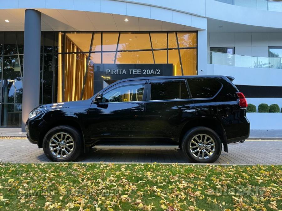 Black Toyota Land Cruiser 2018 in Tallinn, with an engine capacity of 2.80 L and mileage of 165 thousand km for 41900 €, photo 9 on AUTOMOTO.COM.LV